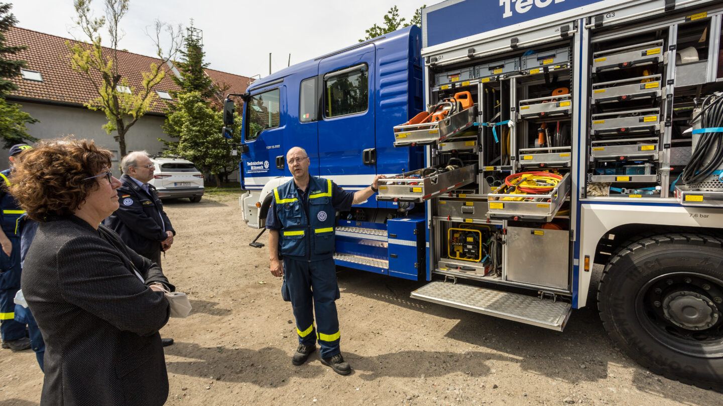 Herzlich Willkommen in „Ihrem“ THW Ortsverband Frau Bezirksbürgermeisterin… | THW Berlin ...