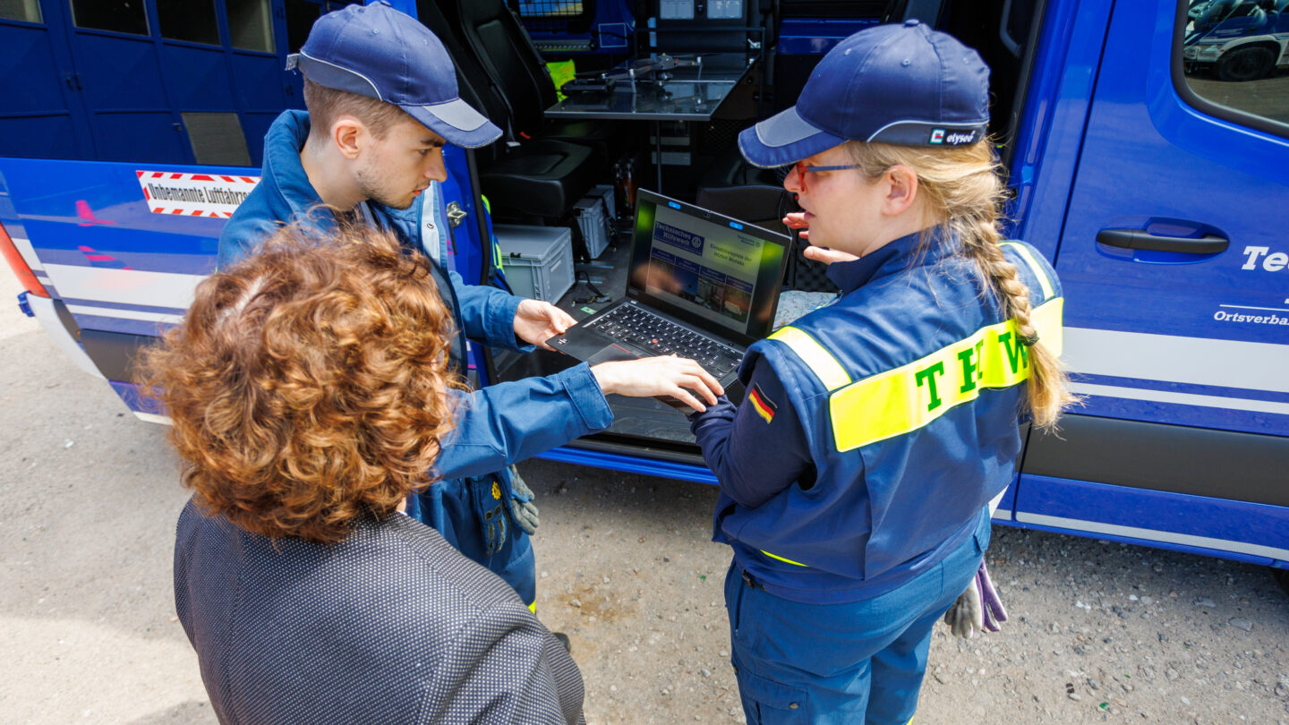 Herzlich Willkommen in „Ihrem“ THW Ortsverband Frau Bezirksbürgermeisterin… | THW Berlin ...